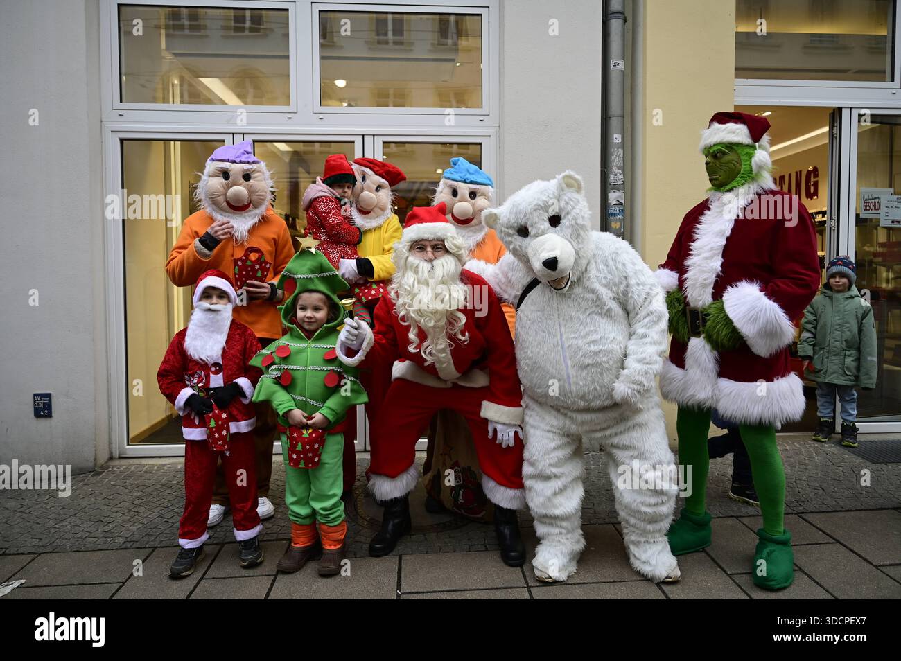 Görlitzer Weihnachtsmann-Wichtel-Brigade unterwegs auf der Berliner ...