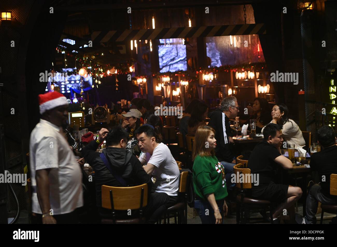 The visitors drinking at the bar in Lan Kwai Fong in Central on ...