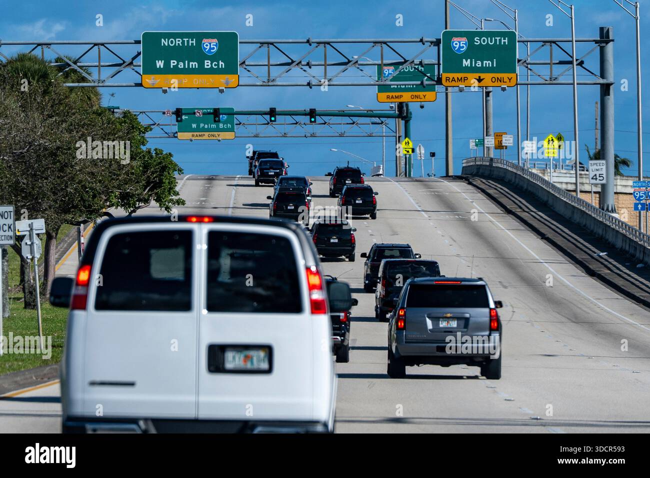The motorcade for President Donald Trump rolls to his Mar-a-Lago club ...
