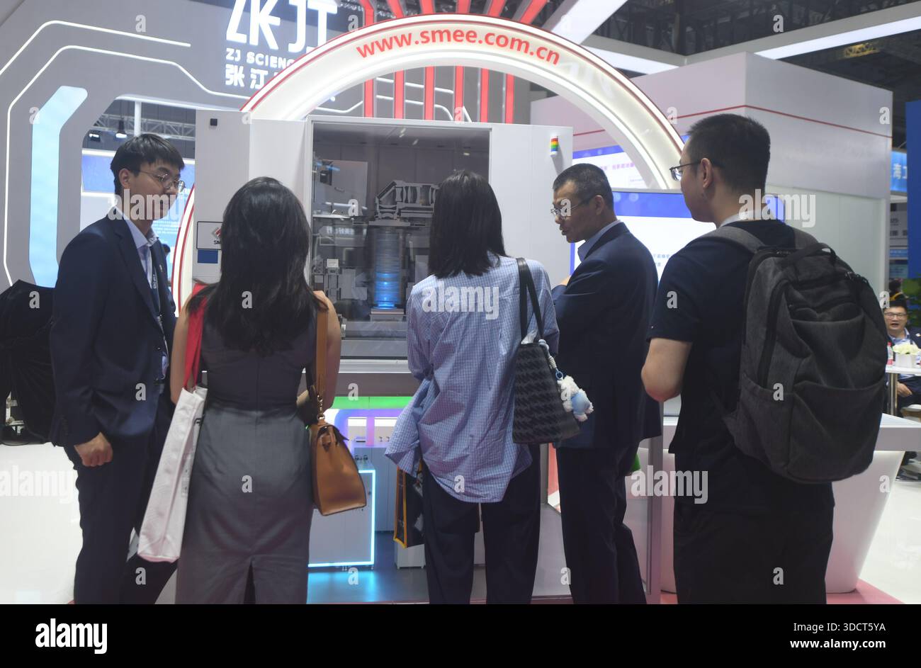 Visitors view the lithography machine models opened by Shanghai ...