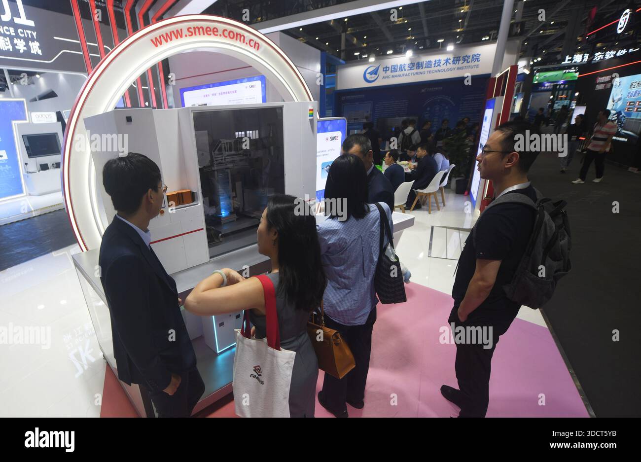 Visitors view the lithography machine models opened by Shanghai ...