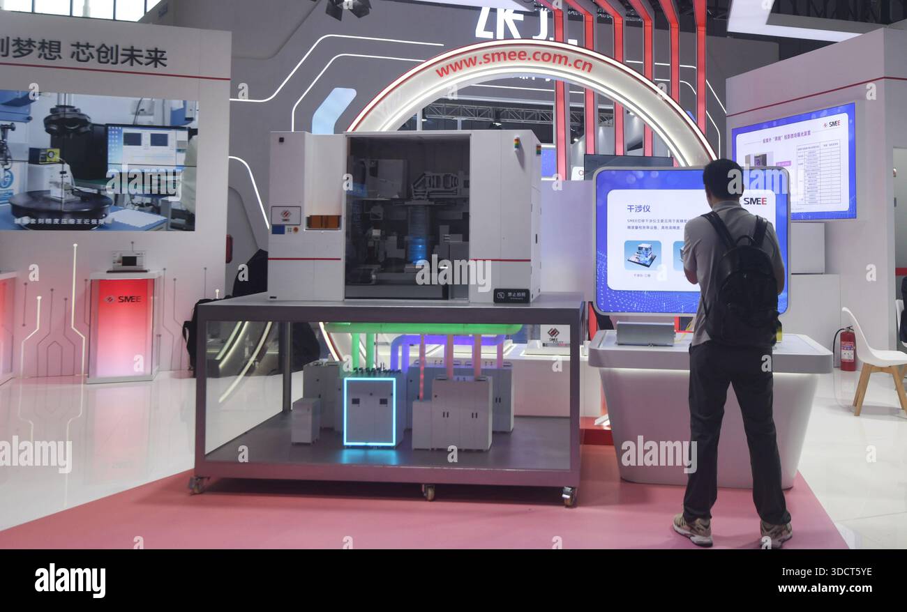Visitors view the lithography machine models opened by Shanghai ...