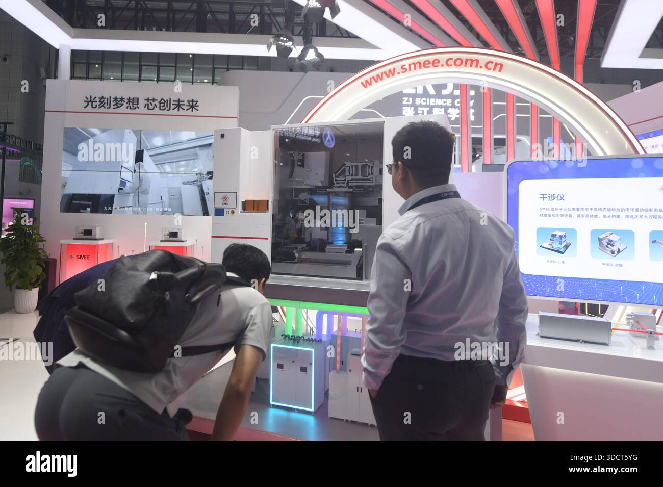 Visitors view the lithography machine models opened by Shanghai ...