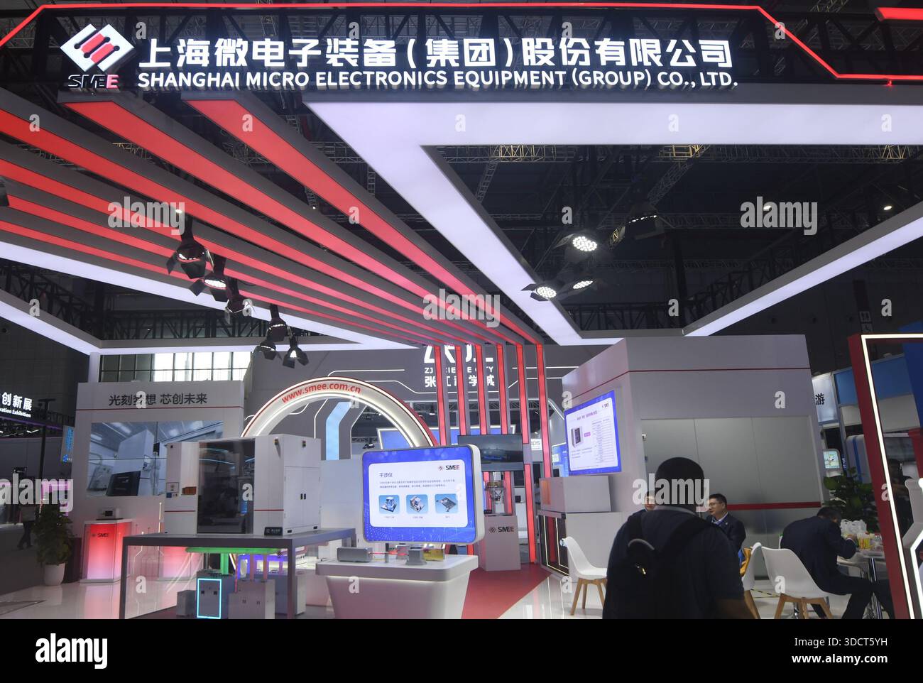 Visitors view the lithography machine models opened by Shanghai ...