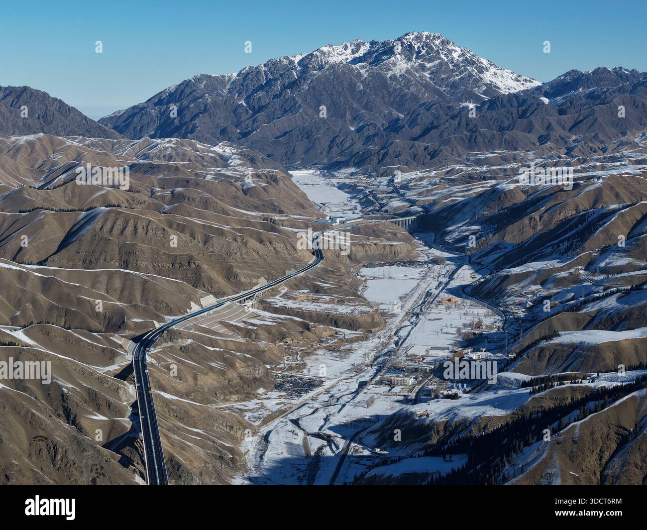(251225) -- URUMQI, Dec. 25, 2025 (Xinhua) -- An aerial drone photo ...