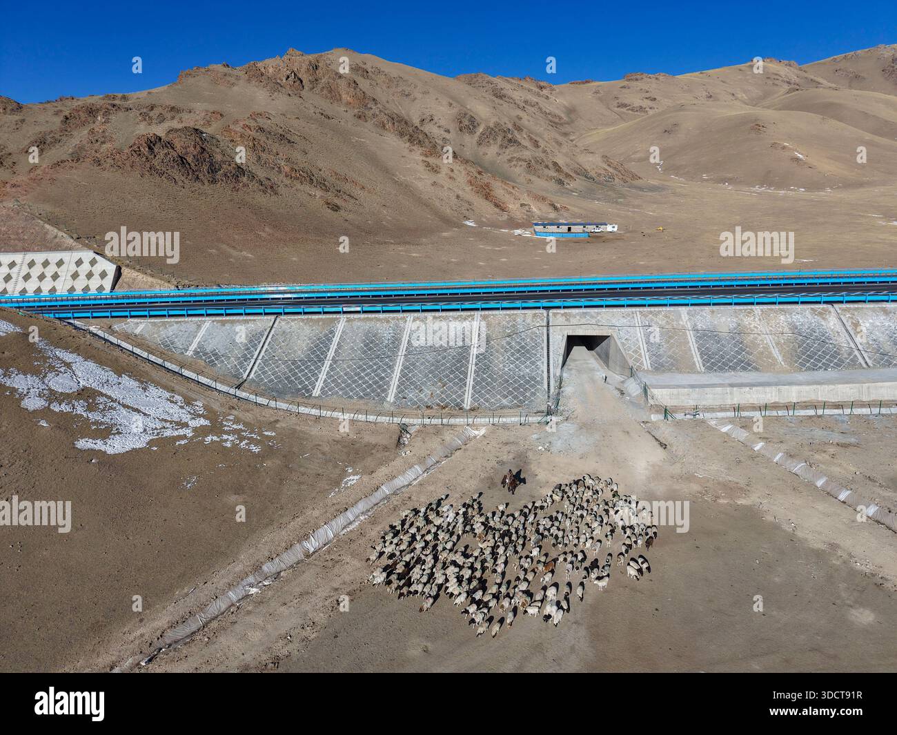 (251225) -- URUMQI, Dec. 25, 2025 (Xinhua) -- An aerial drone photo ...