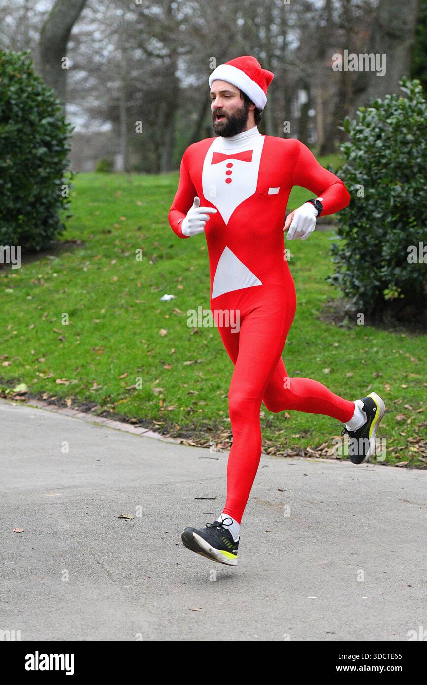 Huddersfield, Yorkshire, UK. 25 December 2025. Hundreds of runners ...