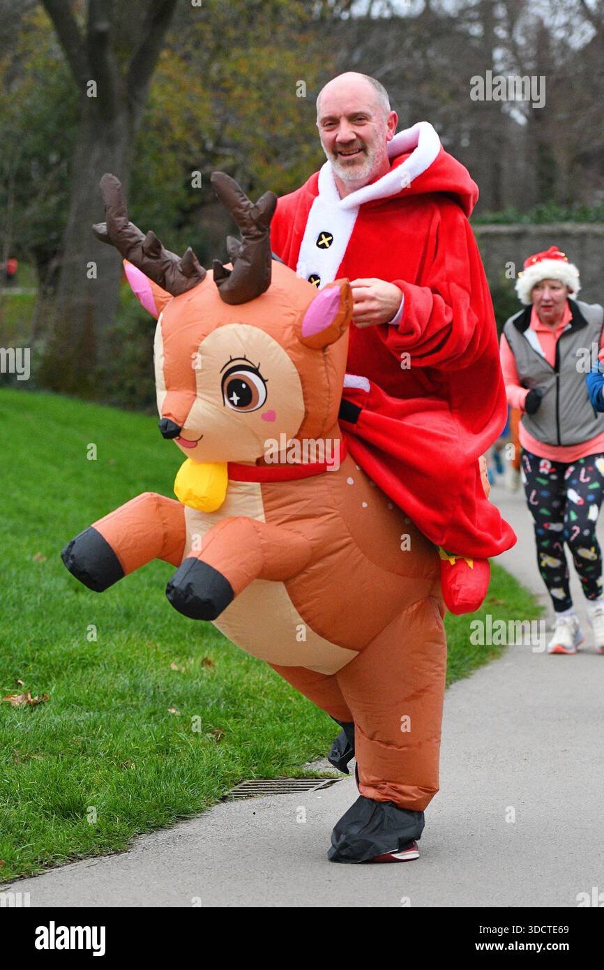 Huddersfield, Yorkshire, UK. 25 December 2025. Hundreds of runners ...