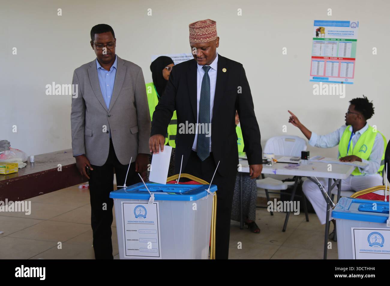 Somalia's former deputy prime minister Mahdi Mohamed Guled casts his ...