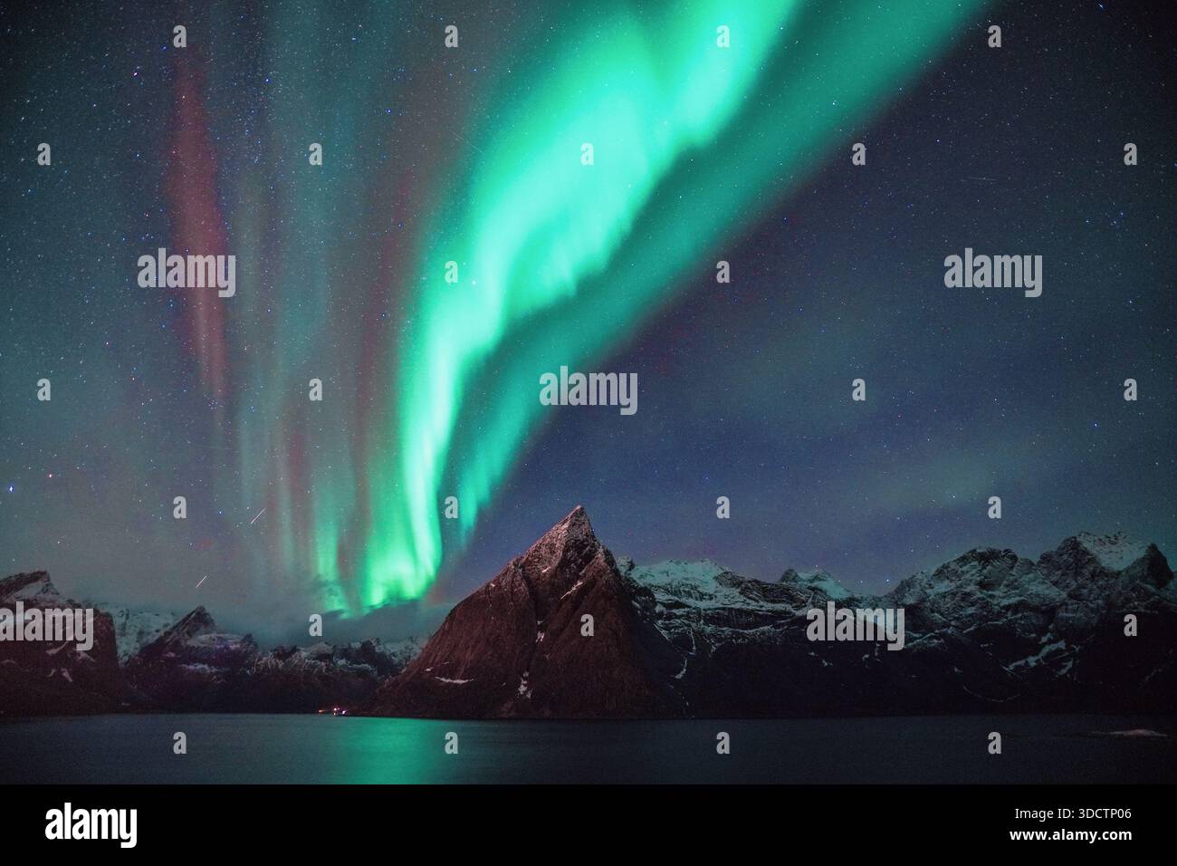 (251225) -- LOFOTEN ISLANDS, Dec. 25, 2025 (Xinhua) -- This photo taken ...
