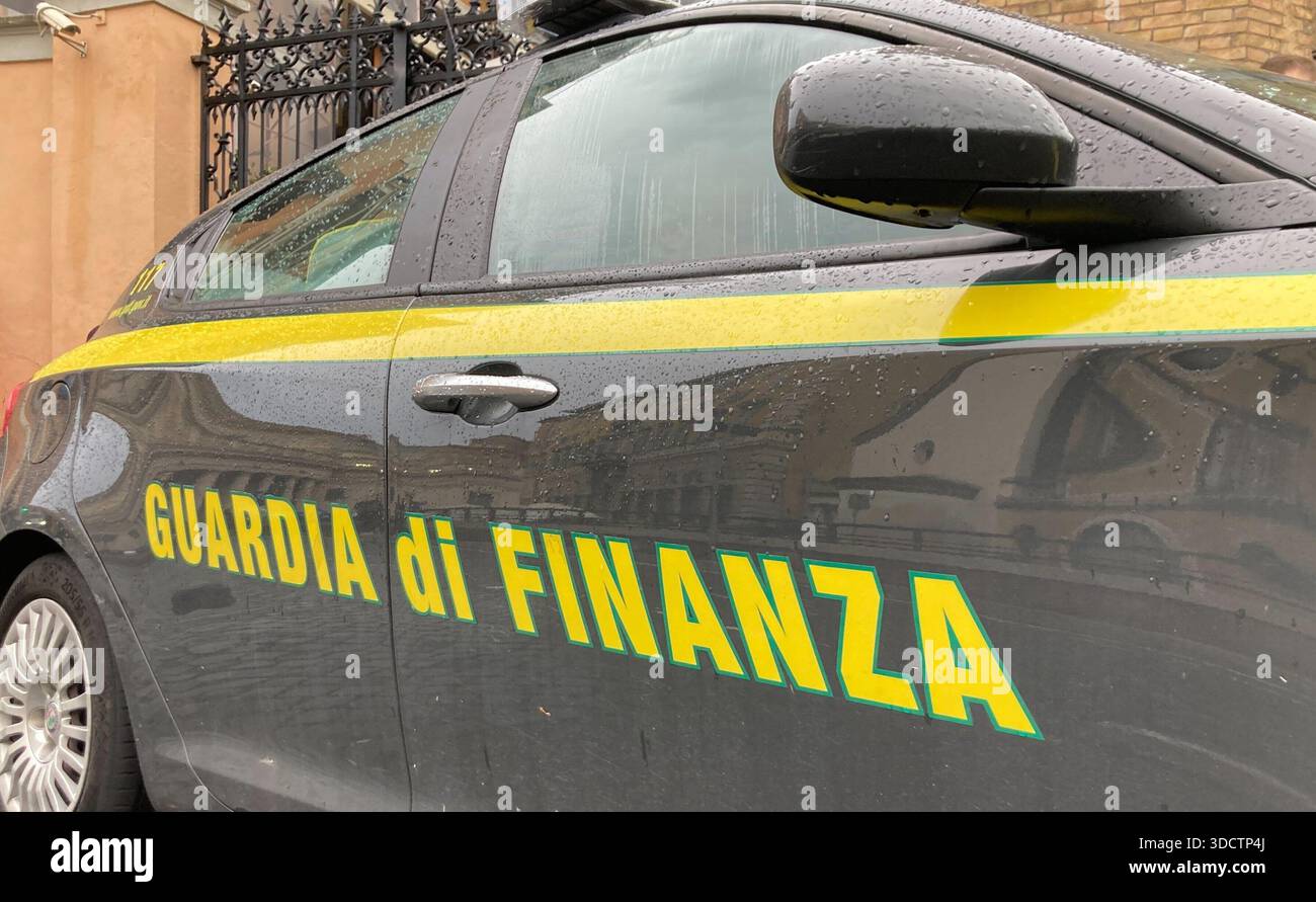 25 December 2025, Italy, Rom: An emergency vehicle of the financial ...
