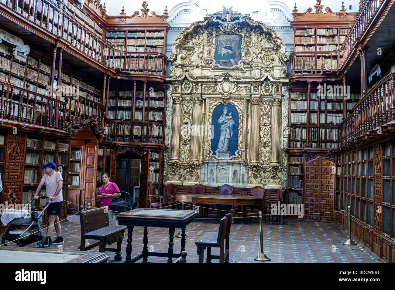 Baroque altar wall with gilded decoration hi-res stock photography and ...