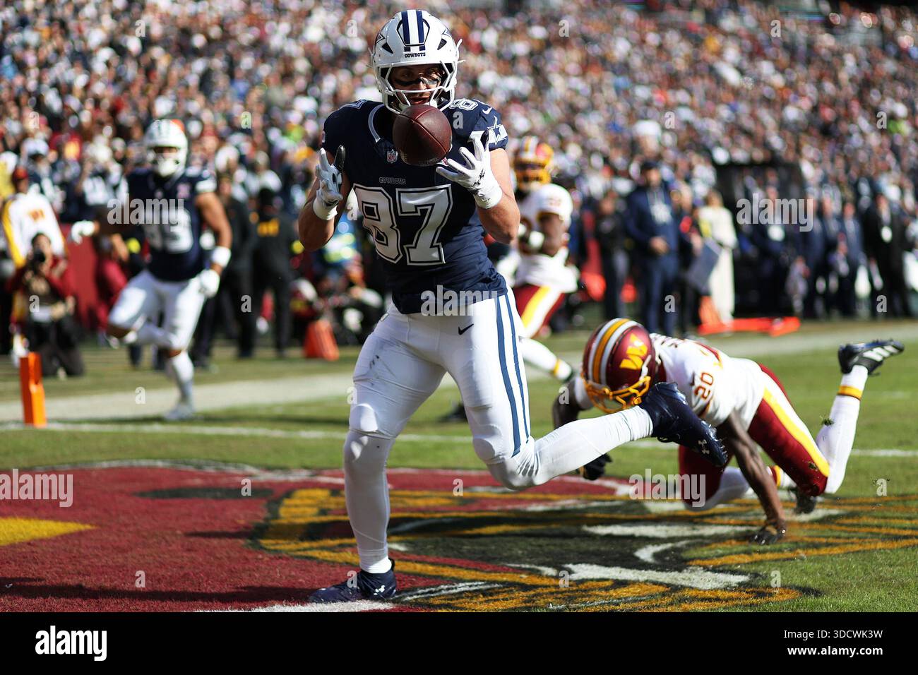 Dallas Cowboys tight end Jake Ferguson (87) catches a touchdown pass ...