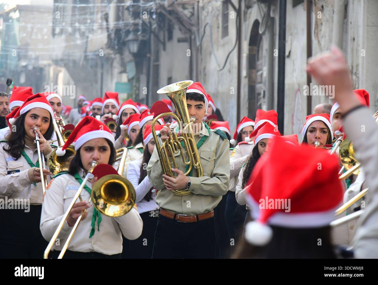 (251225) -- DAMASCUS, Dec. 25, 2025 (Xinhua) -- Members of a local ...