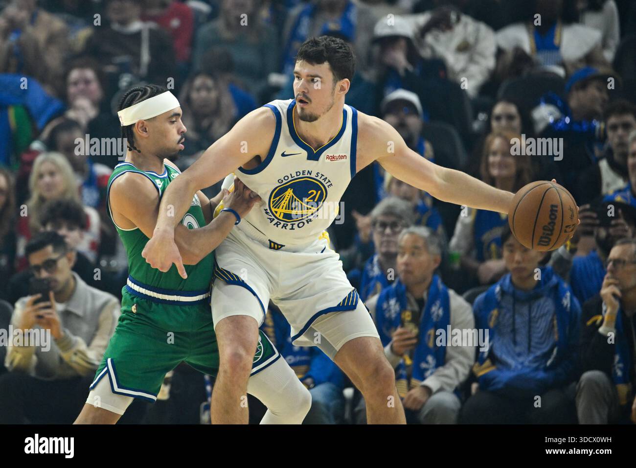 Golden State Warriors center Quinten Post (21) dribbles against Dallas ...