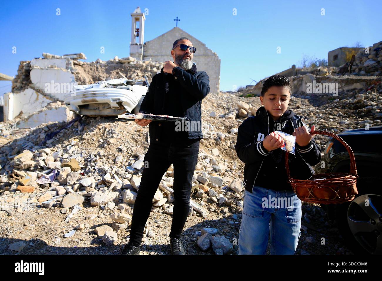(251226) -- YAROUN, Dec. 26, 2025 (Xinhua) -- Locals distribute sweets ...