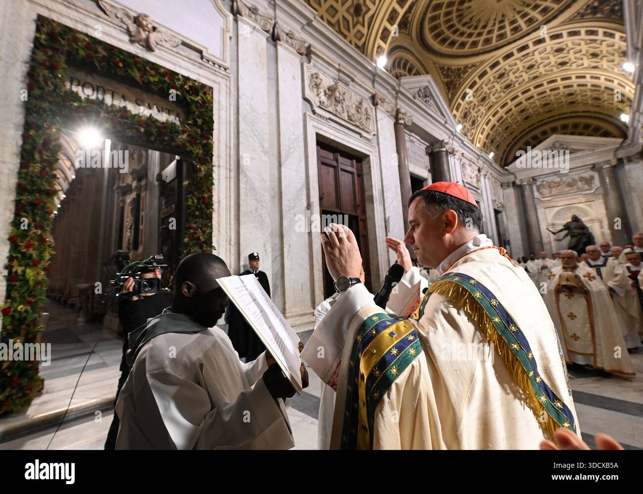 Cardinal Rolandas Makrickas closes the Holy Door of the basilica of ...