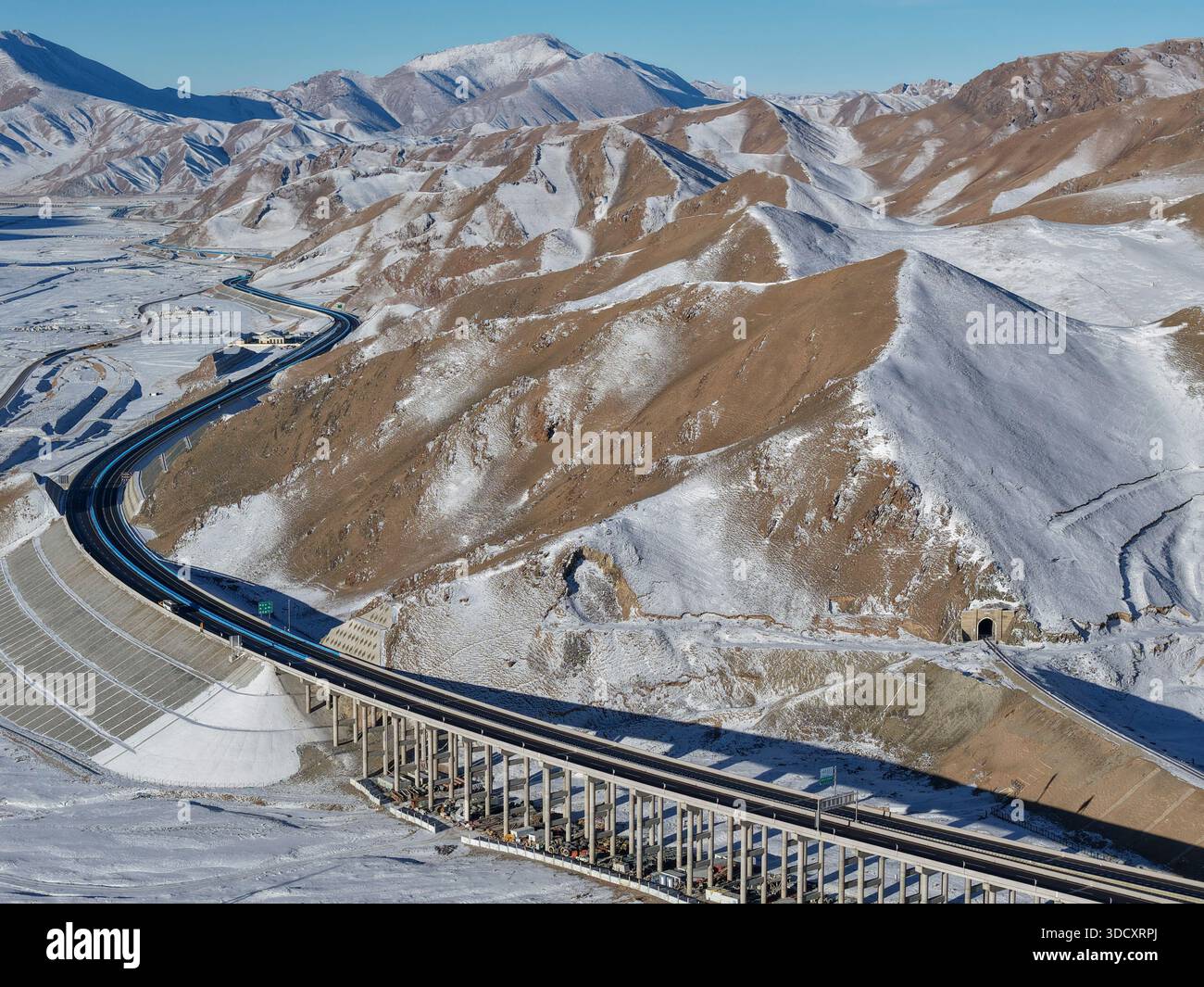 (251226) -- URUMQI, Dec. 26, 2025 (Xinhua) -- An aerial drone photo ...