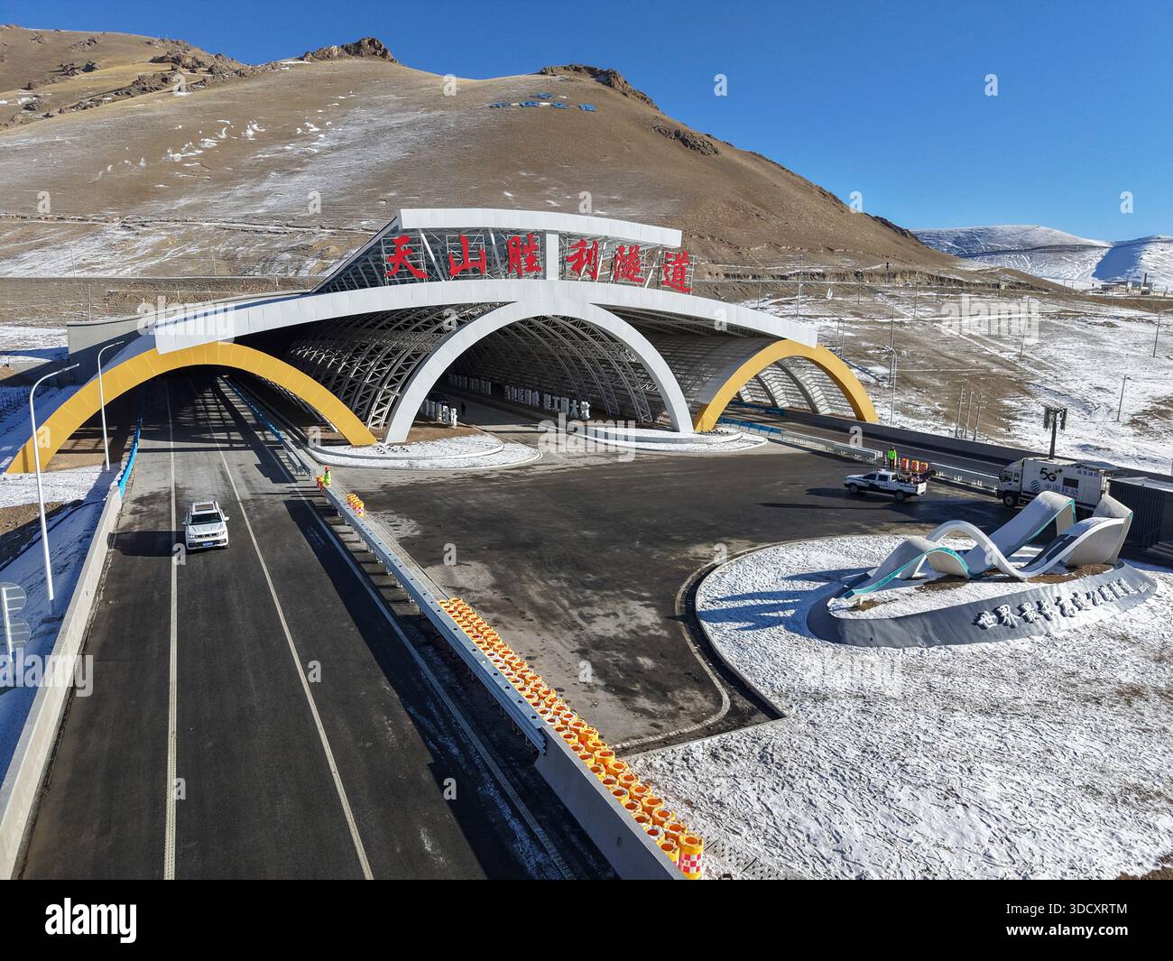 (251226) -- URUMQI, Dec. 26, 2025 (Xinhua) -- An aerial drone photo ...