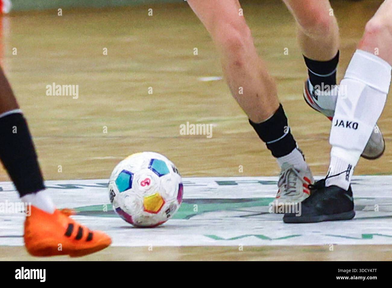 Hallenfussballspieler mit Fussball Norderstedt Schleswig-Holstein ...