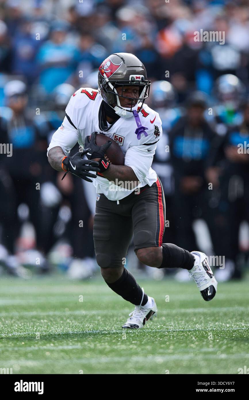 Tampa Bay Buccaneers running back Bucky Irving (7) runs with the ball ...