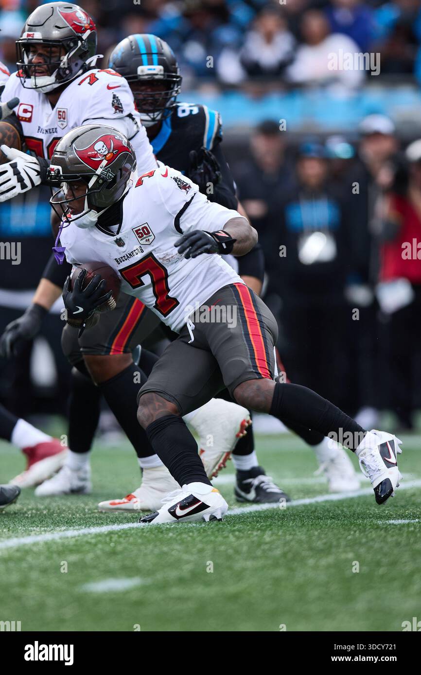 Tampa Bay Buccaneers running back Bucky Irving (7) runs with the ball ...