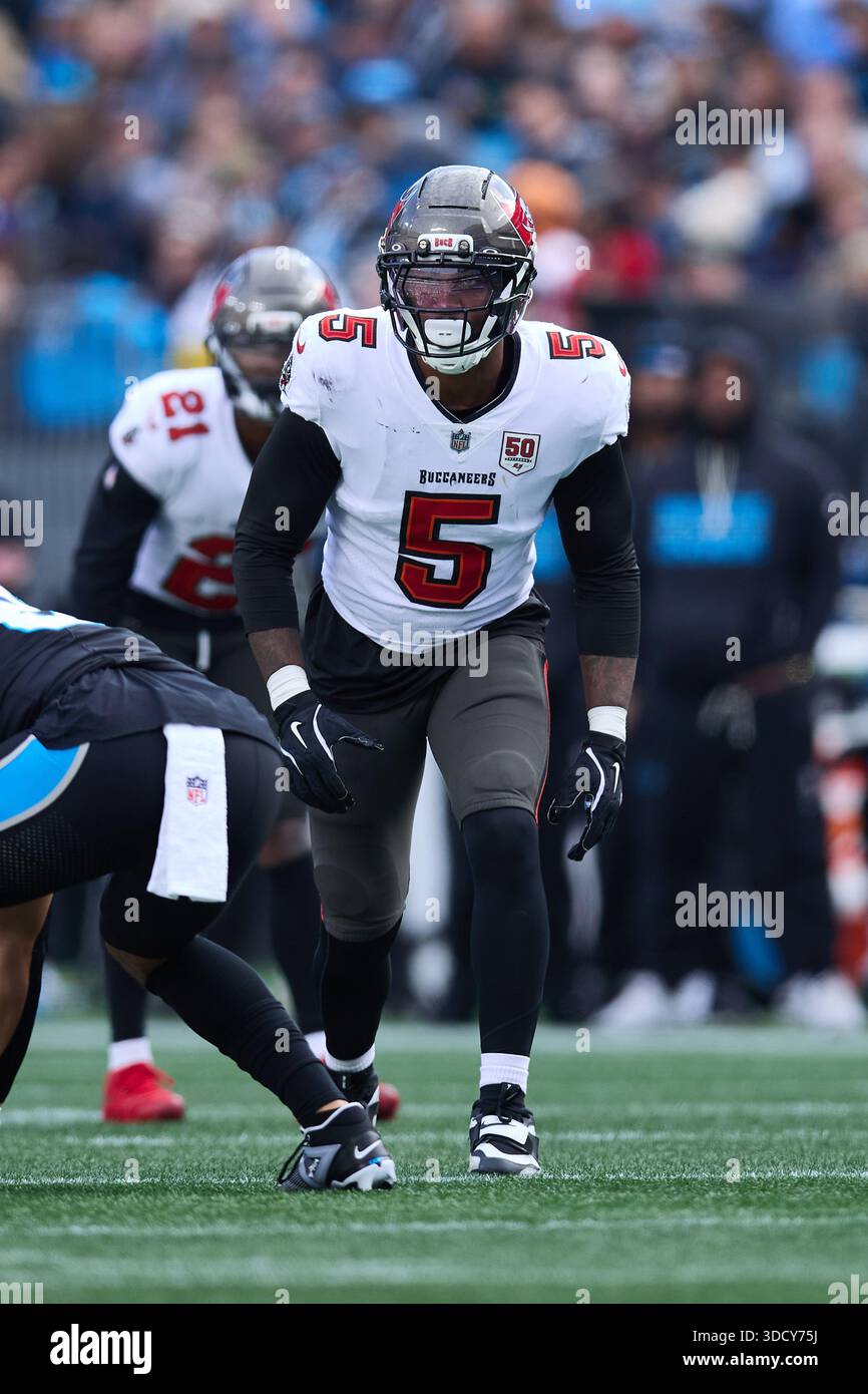 Tampa Bay Buccaneers outside linebacker Haason Reddick (5) lines up on ...