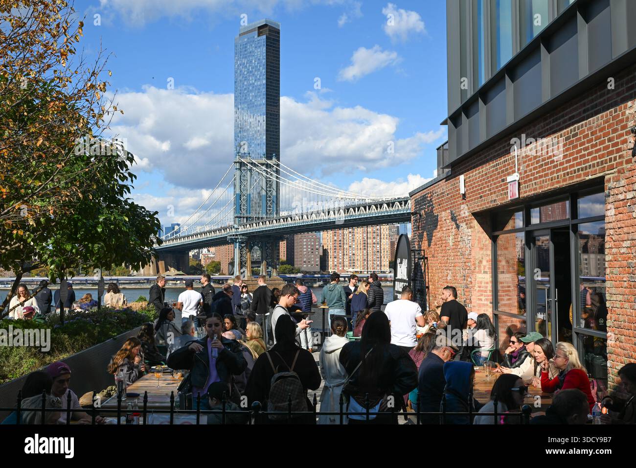 One World Trade Center and the Brooklyn Bridge seen in Brooklyn, New ...