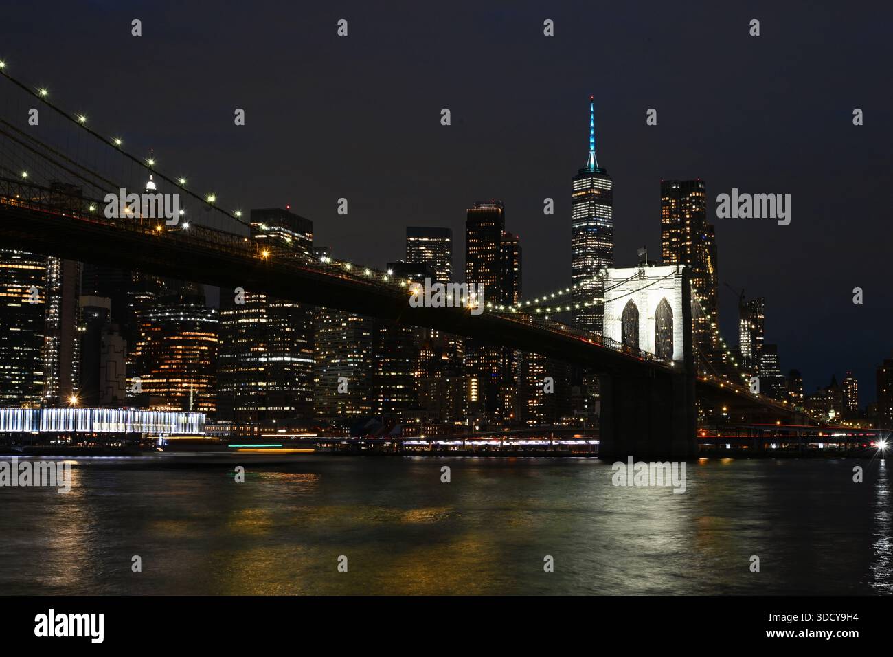 One World Trade Center and the Brooklyn Bridge seen in Brooklyn, New ...