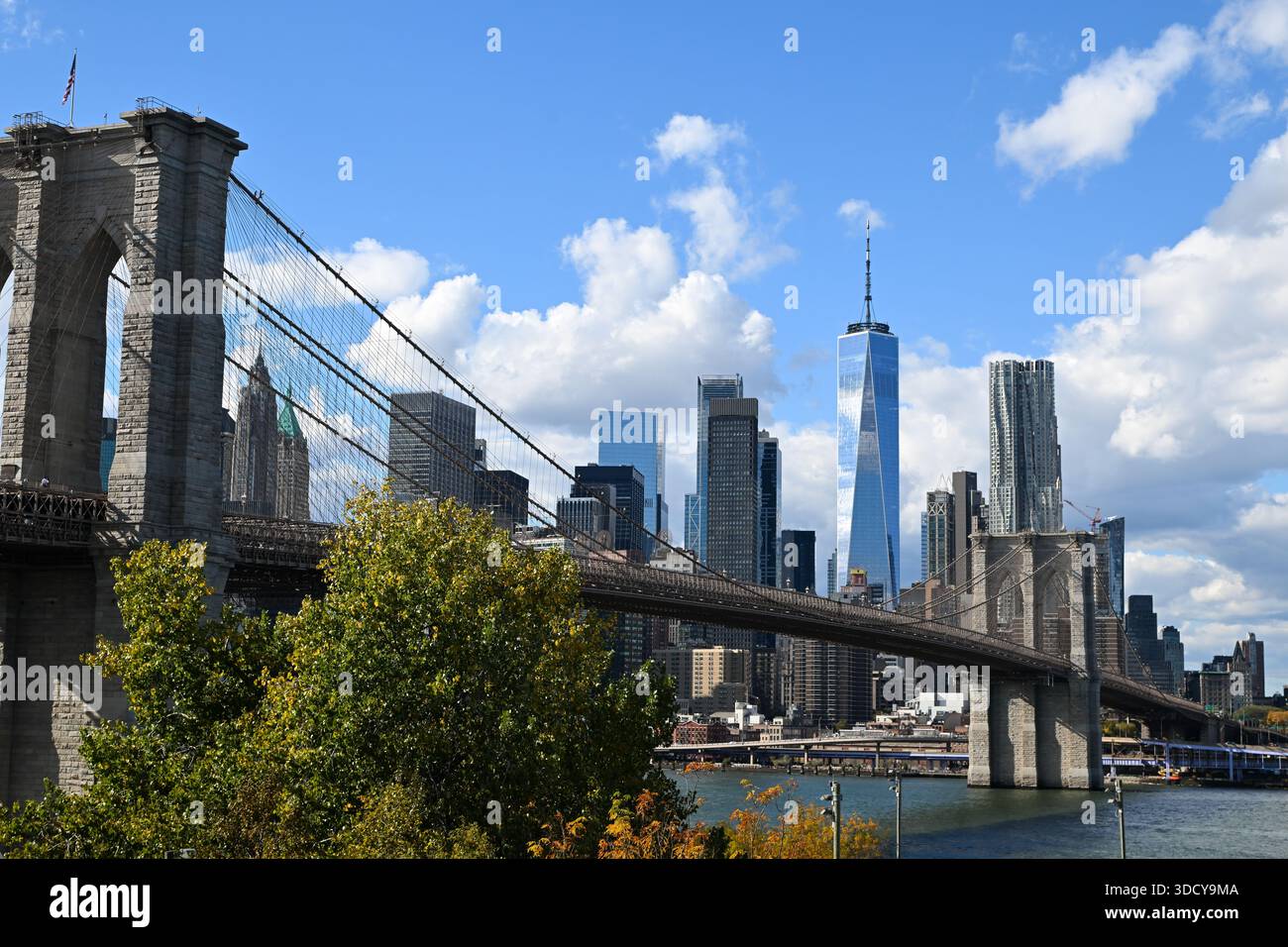 One World Trade Center and the Brooklyn Bridge seen in Brooklyn, New ...
