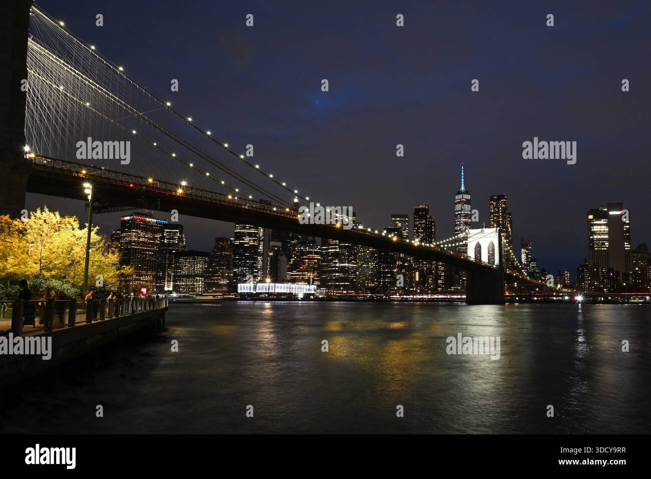 One World Trade Center and the Brooklyn Bridge seen in Brooklyn, New ...