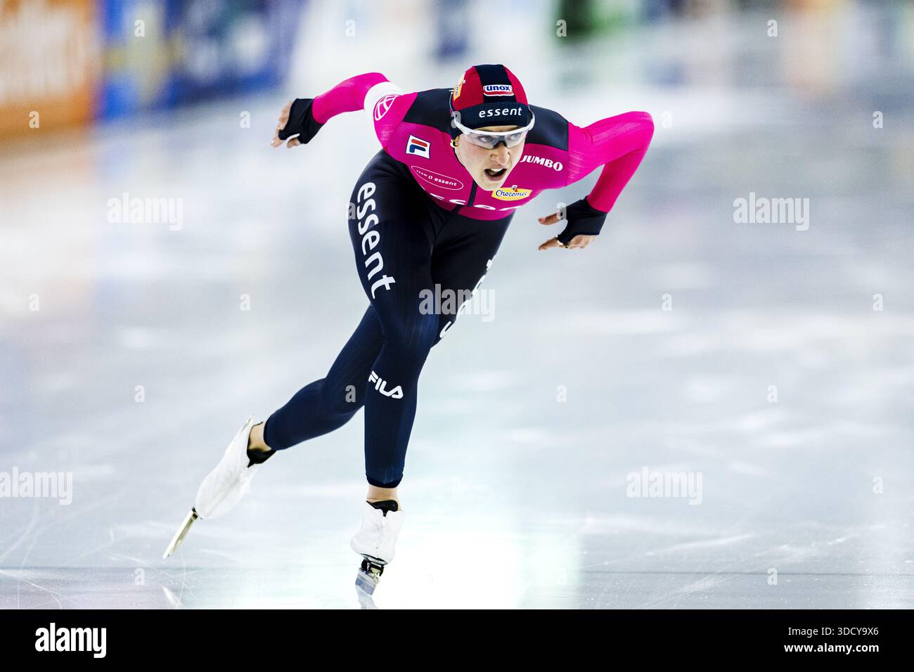 HEERENVEEN - Suzanne Schulting in action during the first day of the ...