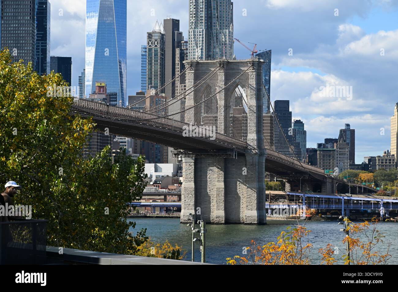 One World Trade Center and the Brooklyn Bridge seen in Brooklyn, New ...