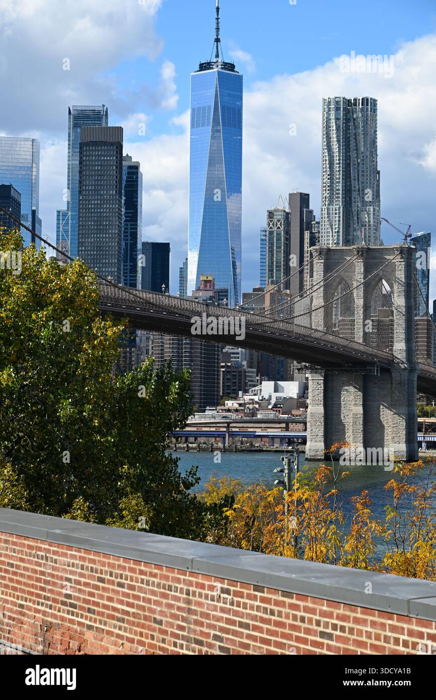 One World Trade Center and the Brooklyn Bridge seen in Brooklyn, New ...
