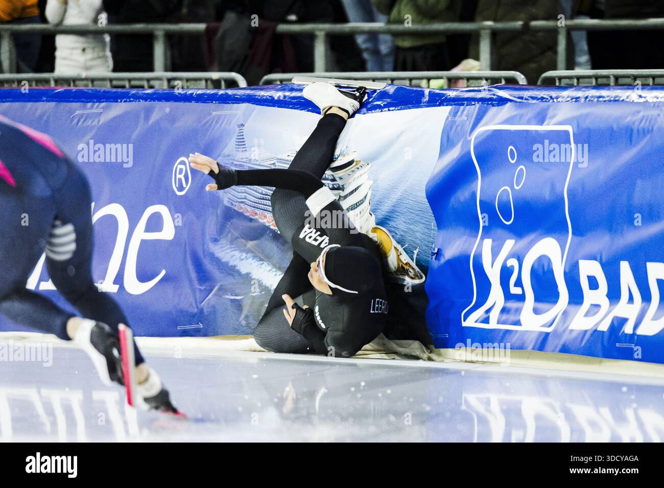 HEERENVEEN - Jutta Leerdam falls during the women's 1000m on the first ...