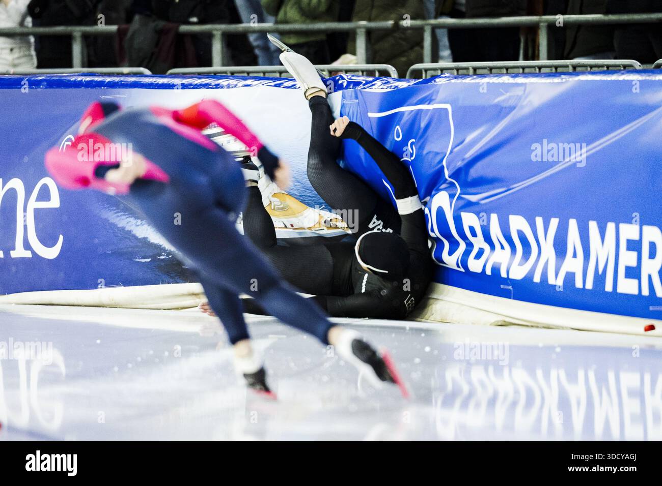 HEERENVEEN - Jutta Leerdam falls during the women's 1000m on the first ...