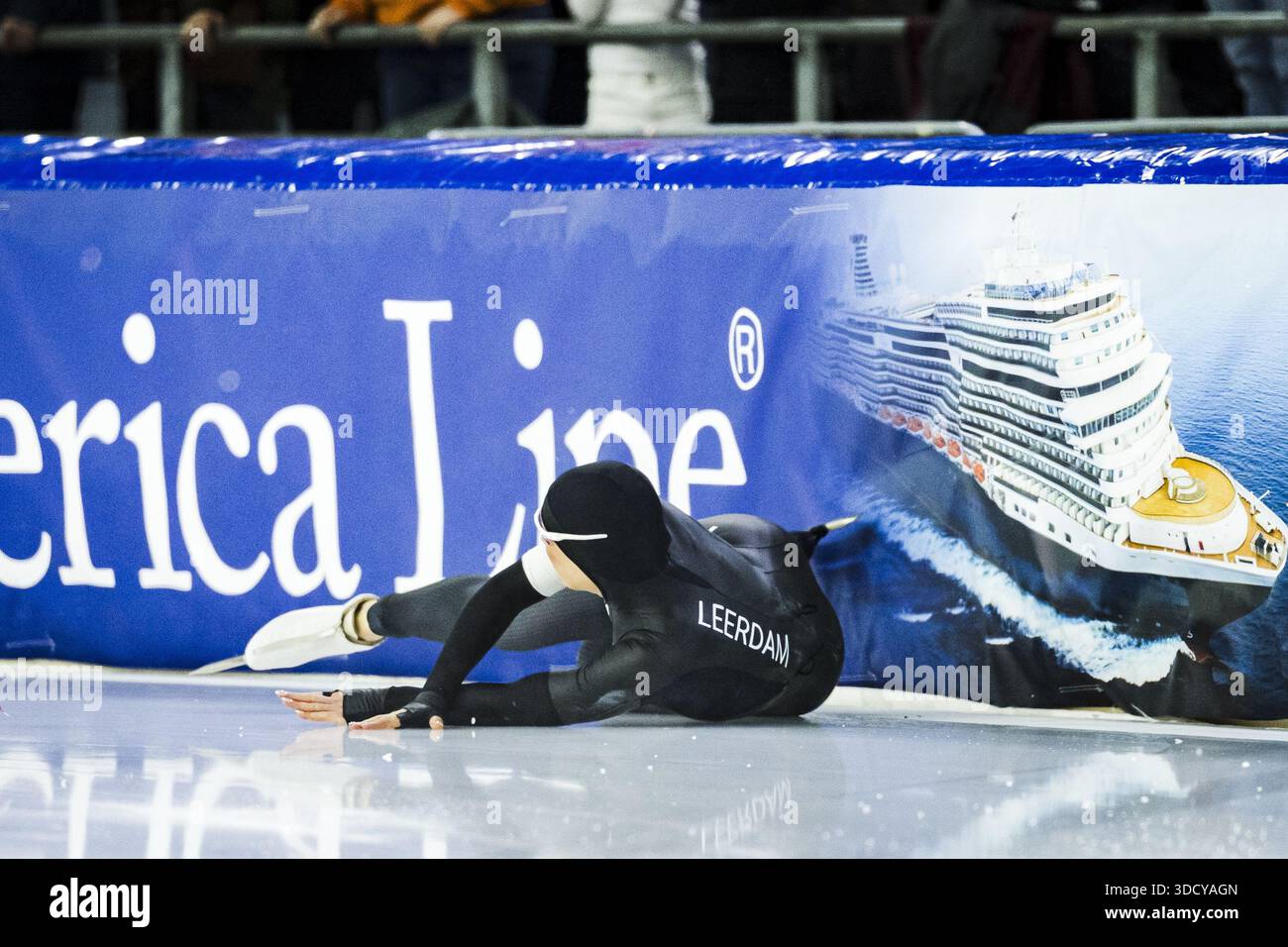 HEERENVEEN - Jutta Leerdam falls during the women's 1000m on the first ...
