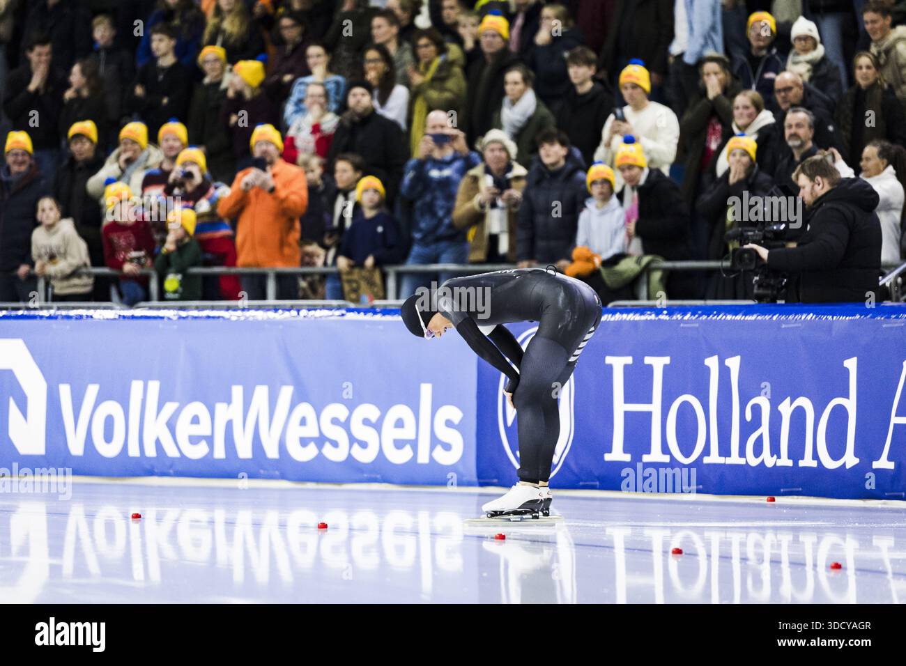 HEERENVEEN - Jutta Leerdam falls during the women's 1000m on the first ...