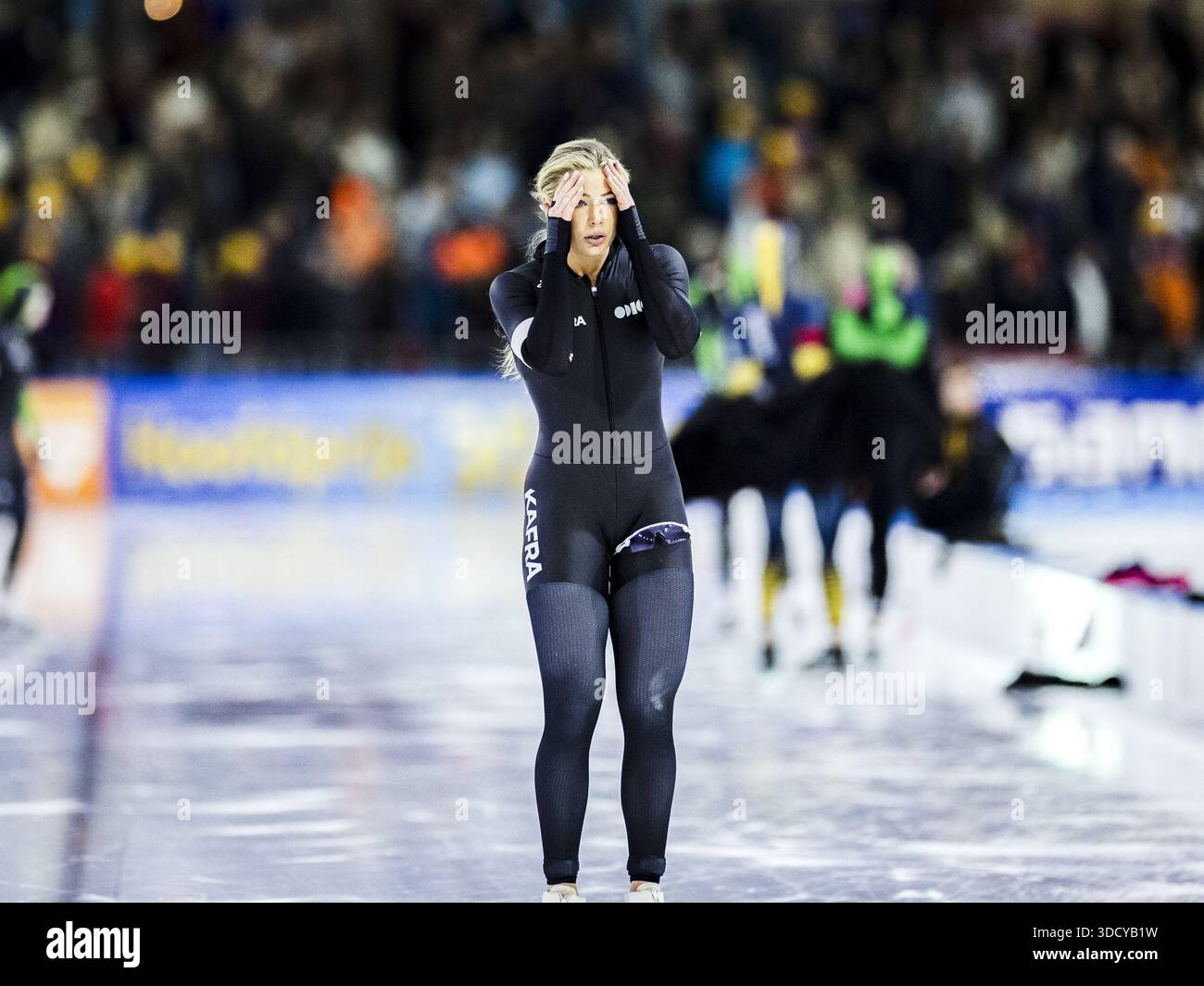 HEERENVEEN - Jutta Leerdam after her fall during the first day of the ...