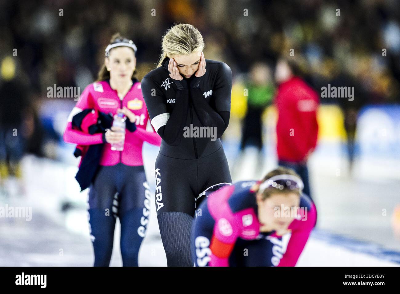HEERENVEEN - Jutta Leerdam after her fall during the first day of the ...