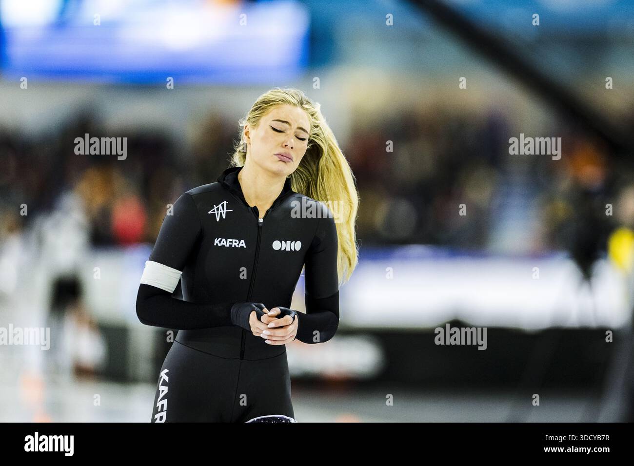 HEERENVEEN - Jutta Leerdam after her fall during the first day of the ...