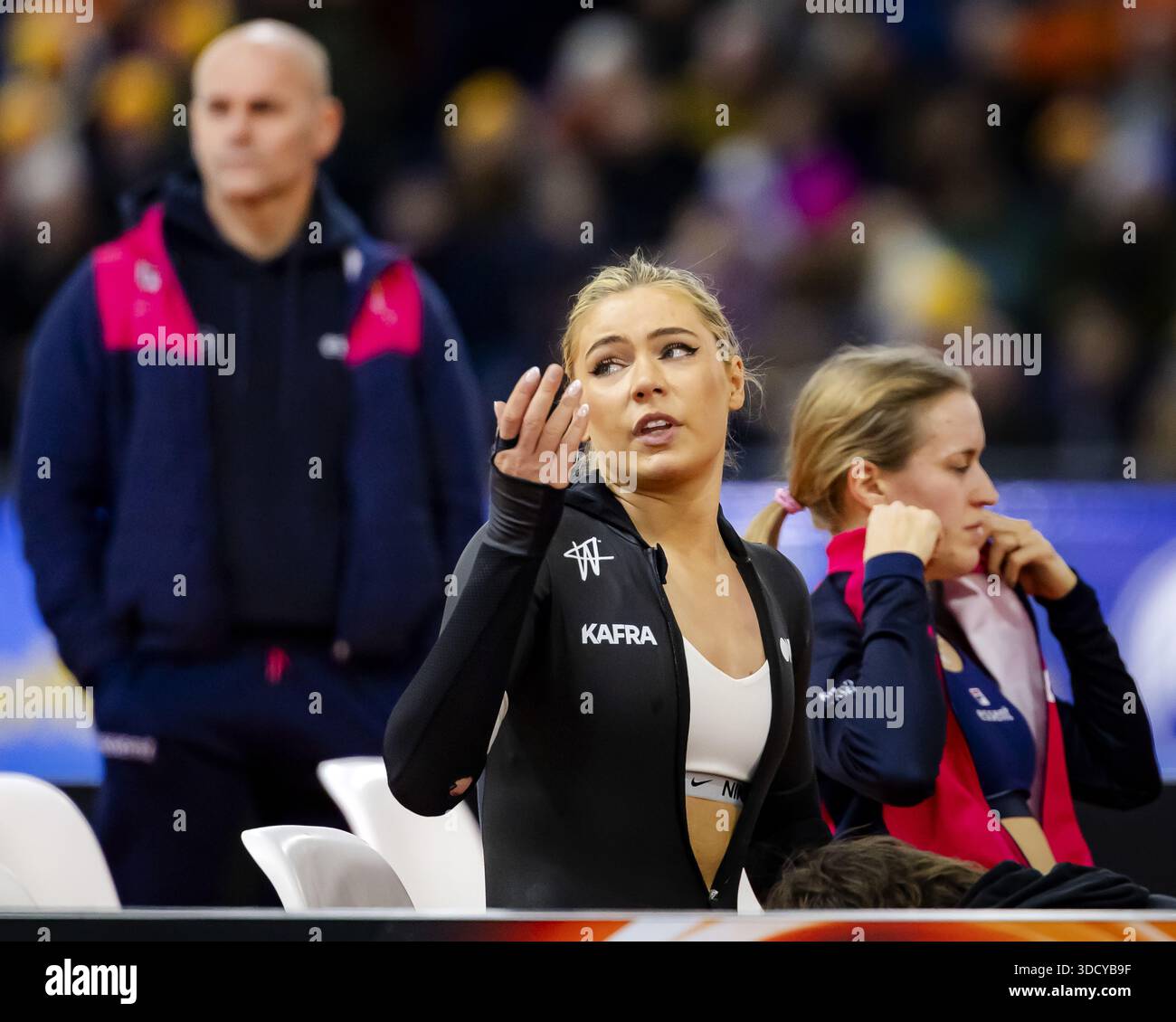 HEERENVEEN - Jutta Leerdam reacts after her fall during the first day ...