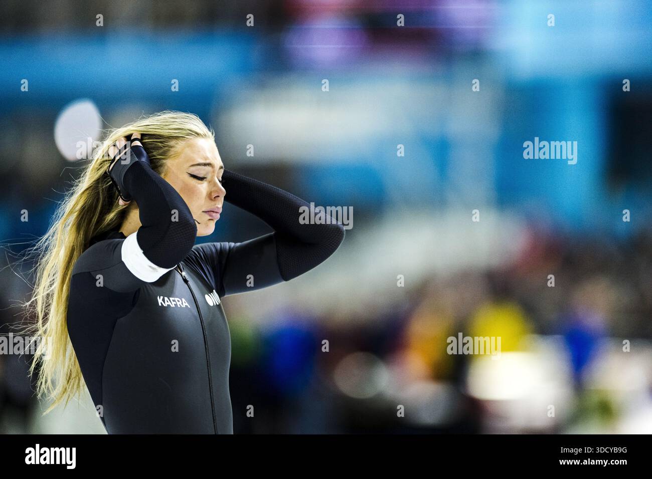 HEERENVEEN - Jutta Leerdam after her fall during the first day of the ...