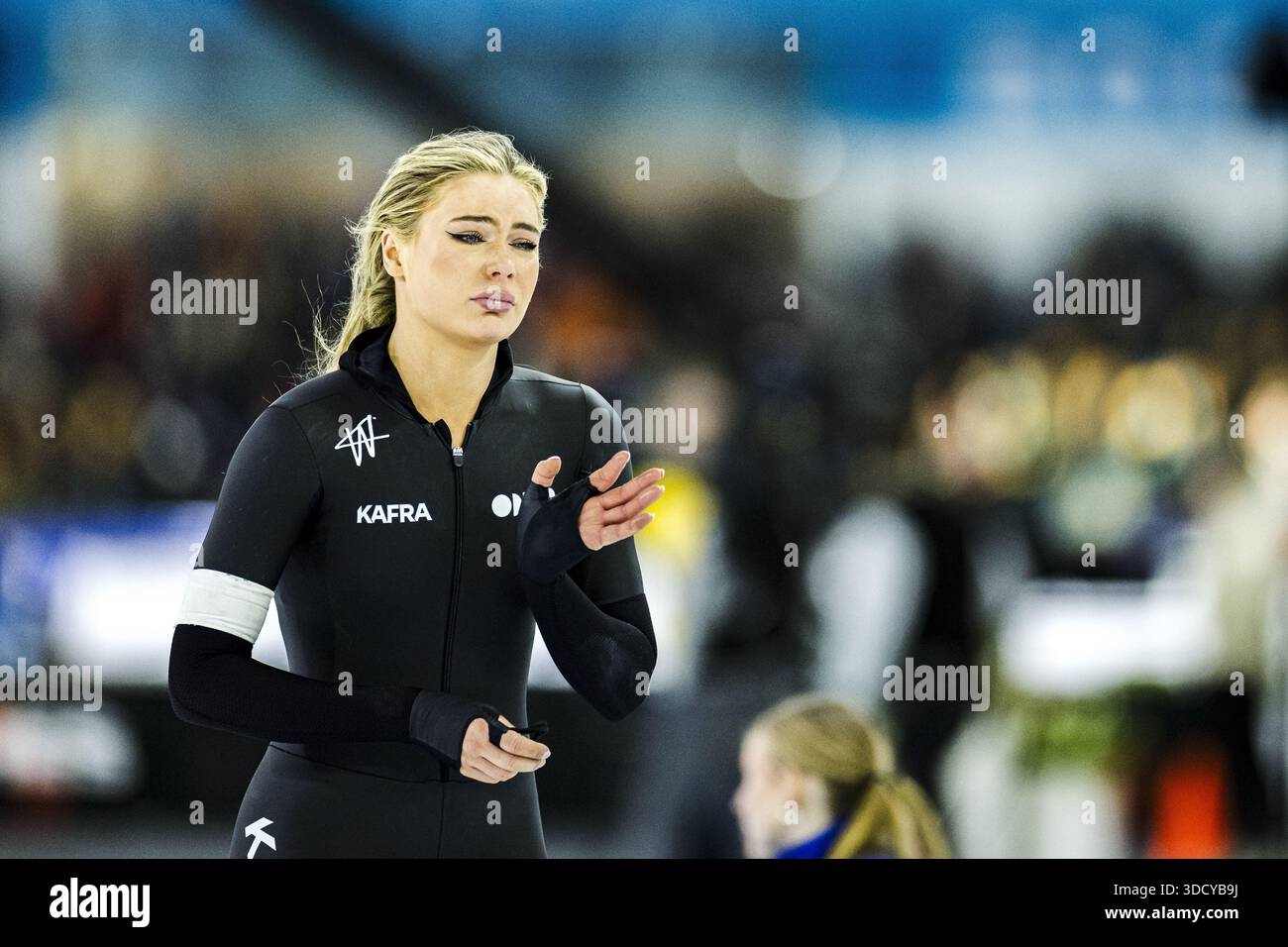 HEERENVEEN - Jutta Leerdam after her fall during the first day of the ...