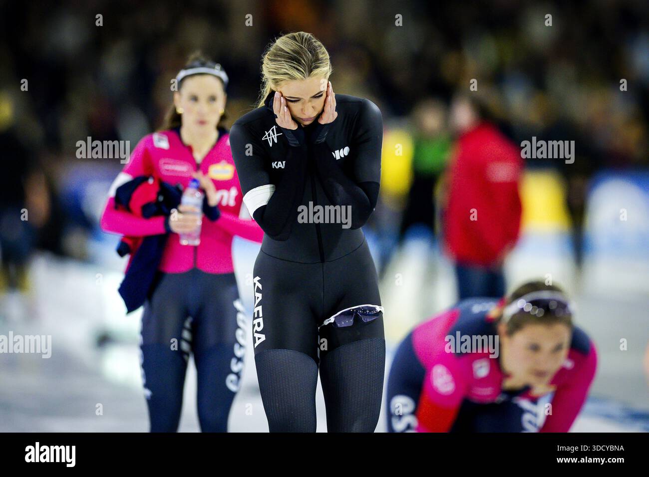 HEERENVEEN - Jutta Leerdam is disappointed after her fall with Suzanne ...