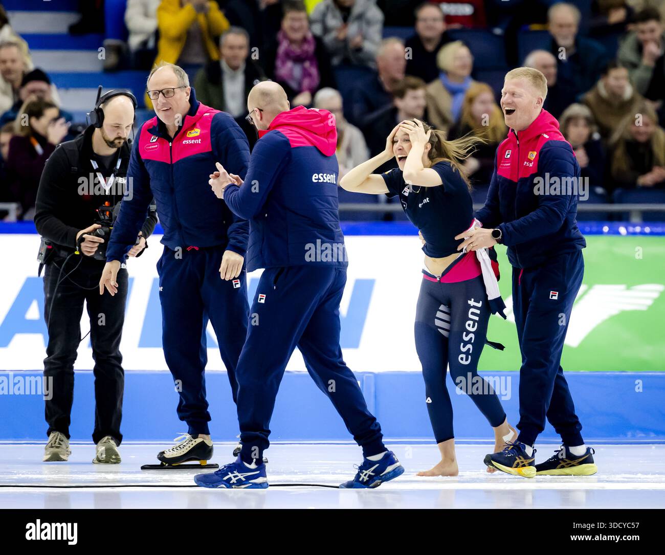 HEERENVEEN - Suzanne Schulting reacts after the women's 1000 meters ...