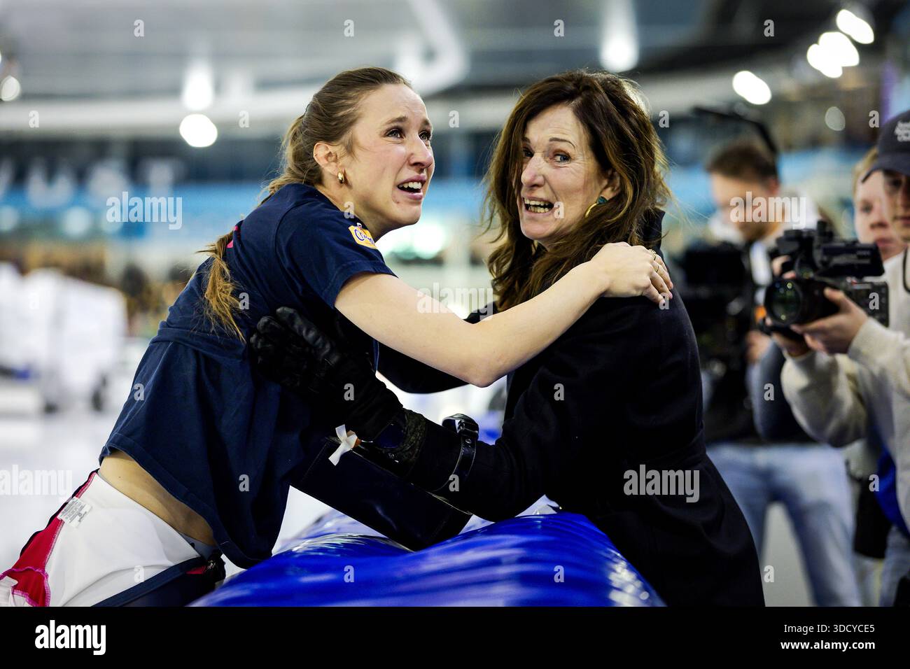 HEERENVEEN - Suzanne Schulting reacts with her parents after the 1000 ...