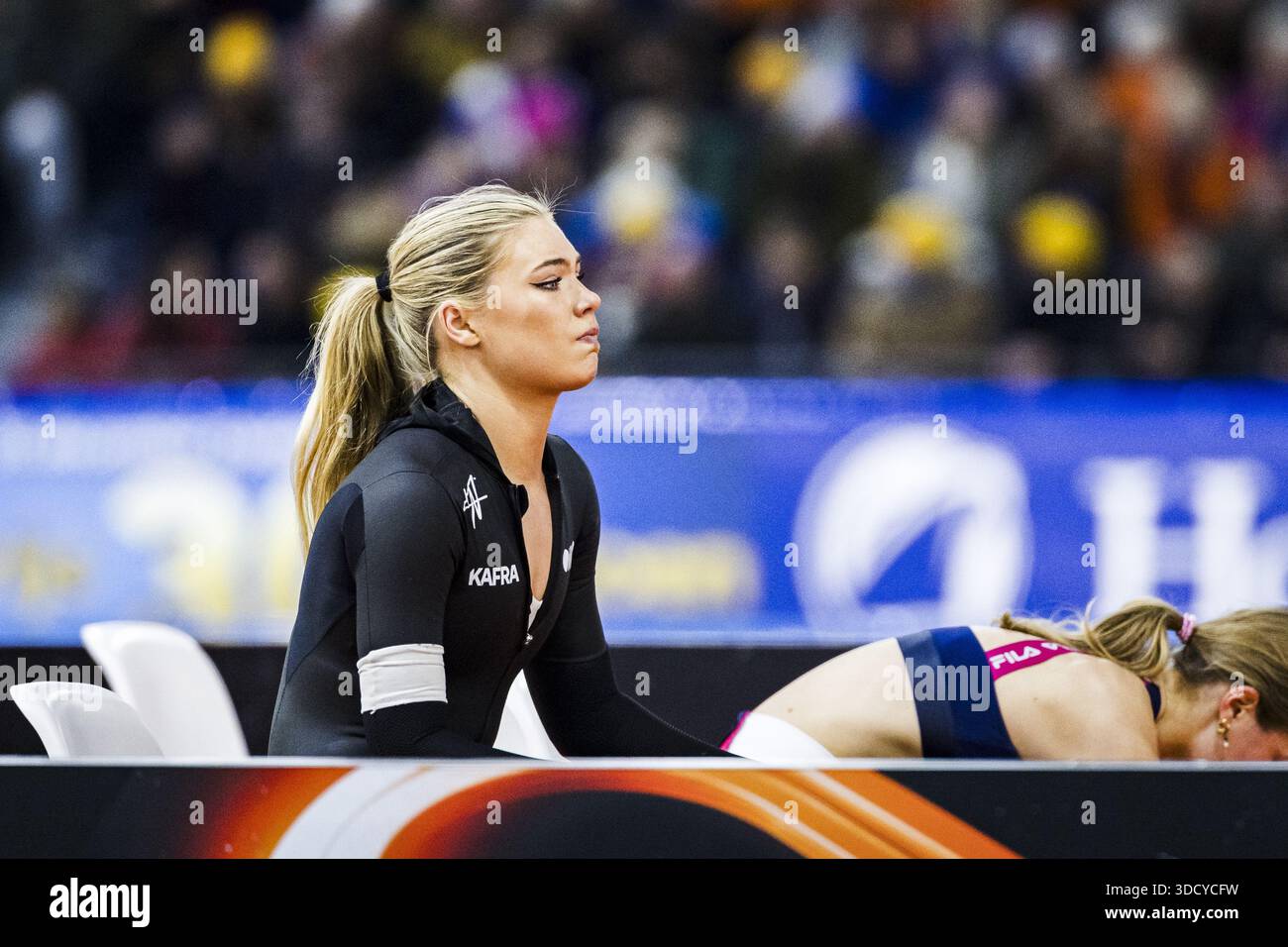 HEERENVEEN - Jutta Leerdam after her fall during the first day of the ...