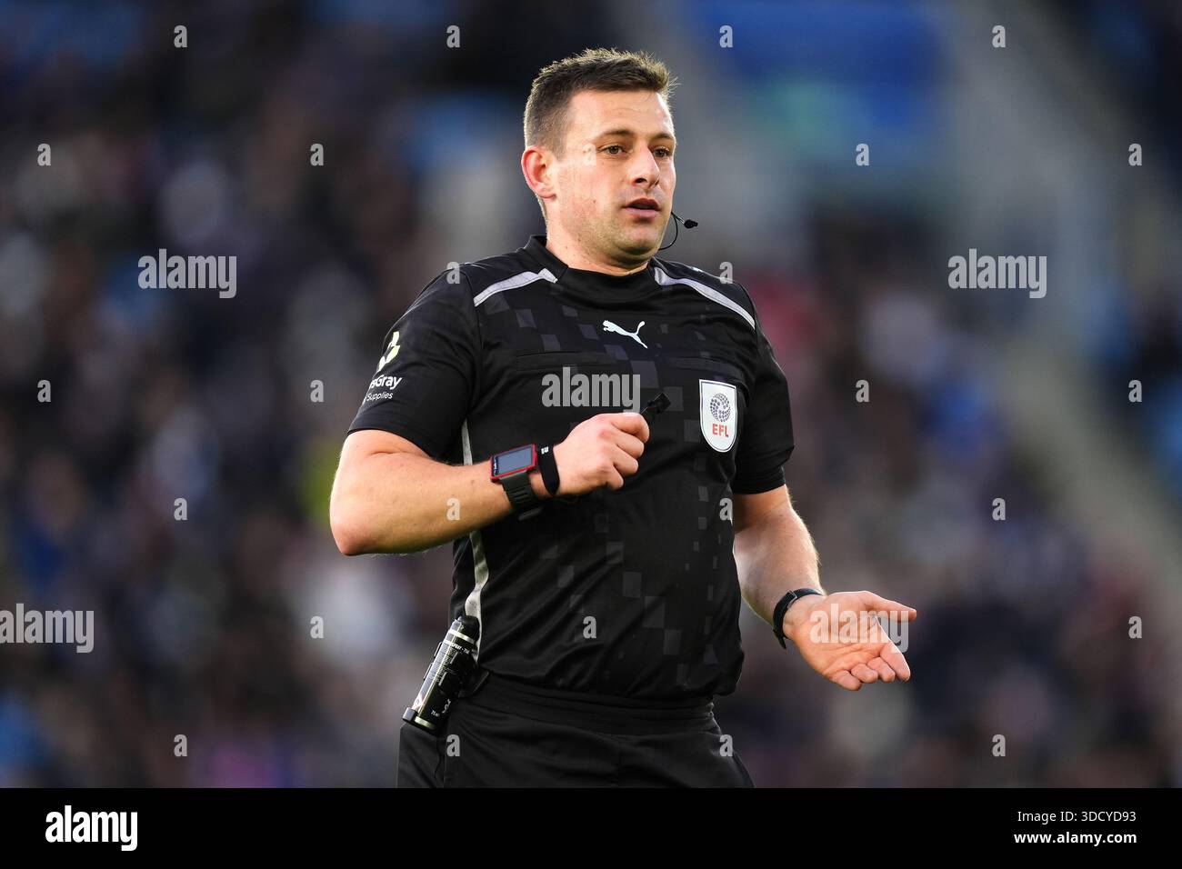 Referee Josh Smith during the Sky Bet Championship match at the King ...