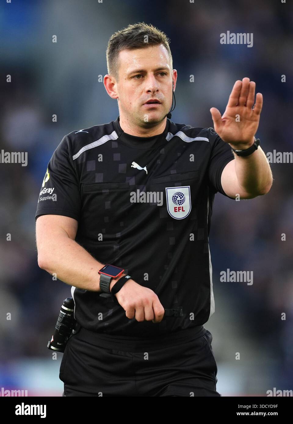Referee Josh Smith during the Sky Bet Championship match at the King ...